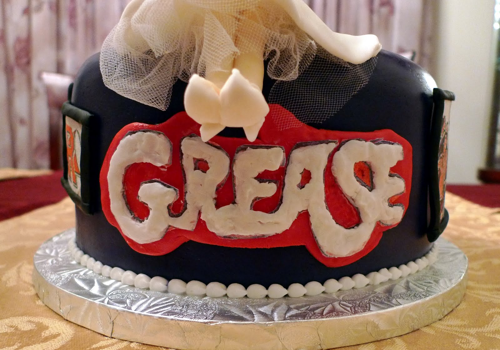 Cakebee: Grease Cake!