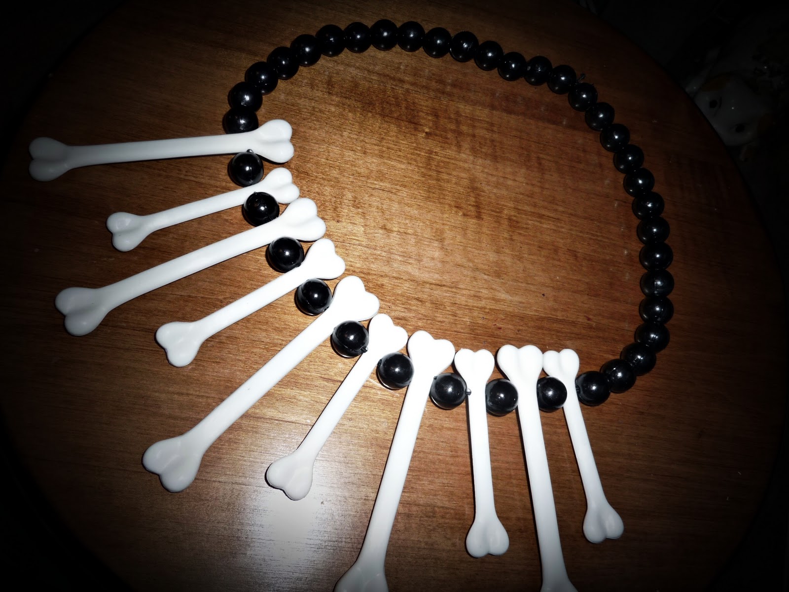 Cateaclysmic: D.I.Y Tutorial: Sparkly Bone Necklace