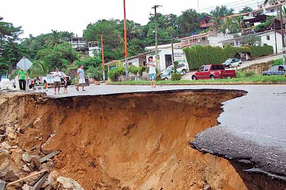 reportando desde Ukiah...: Derrumbes en México- Lindsay Maurer