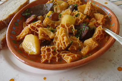 come-se: Bucho casinha-de-abelha com batatas e linguiças