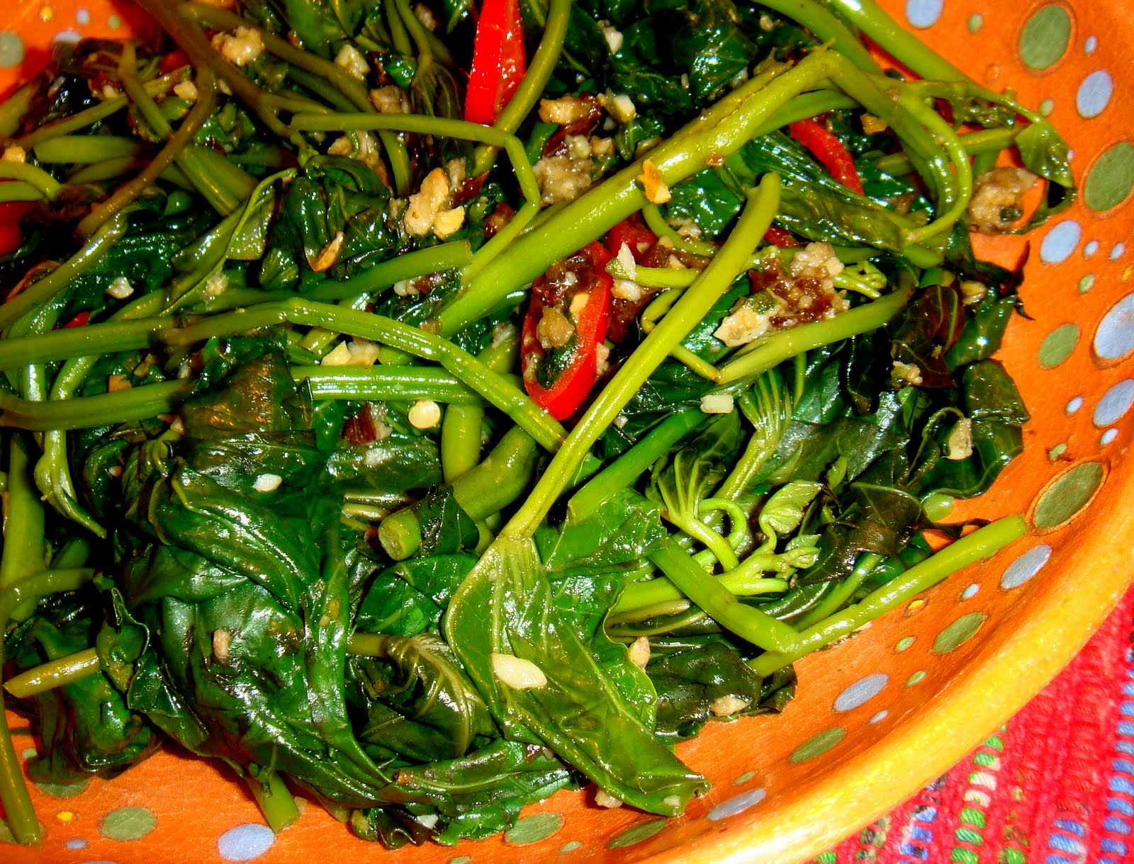 come-se: Batata-doce. Folhas e docinhos coloridos