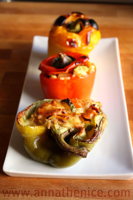 Peperoni ripieni di farro e orzo con ratatouille e provola sciolta ...