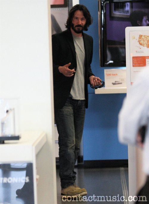 KEANEWS: Flashback; 20 august 2009 Keanu Reeves shopping at an AT&T ...