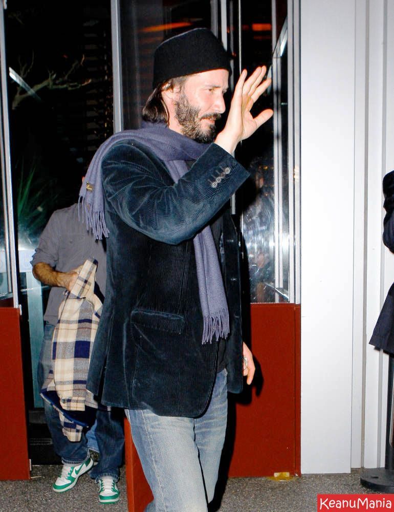 KEANEWS: Keanu Reeves Outside BOA Restaurant