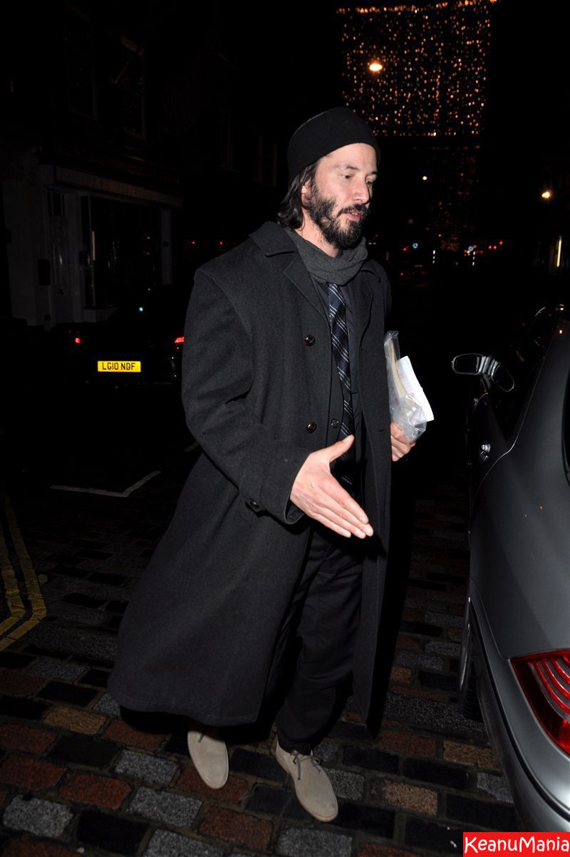 KEANEWS: Keanu Reeves seen with his coat and his hat back to his hotel ...