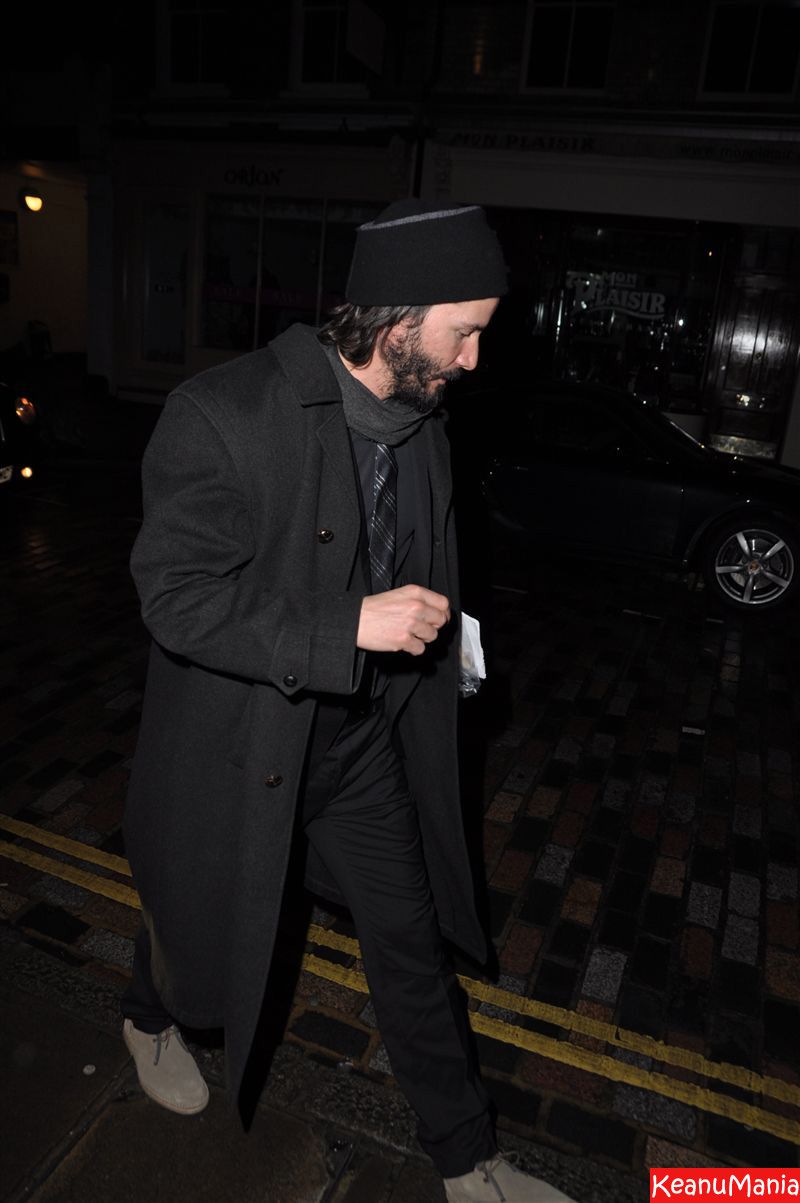 KEANEWS: Keanu Reeves seen with his coat and his hat back to his hotel ...