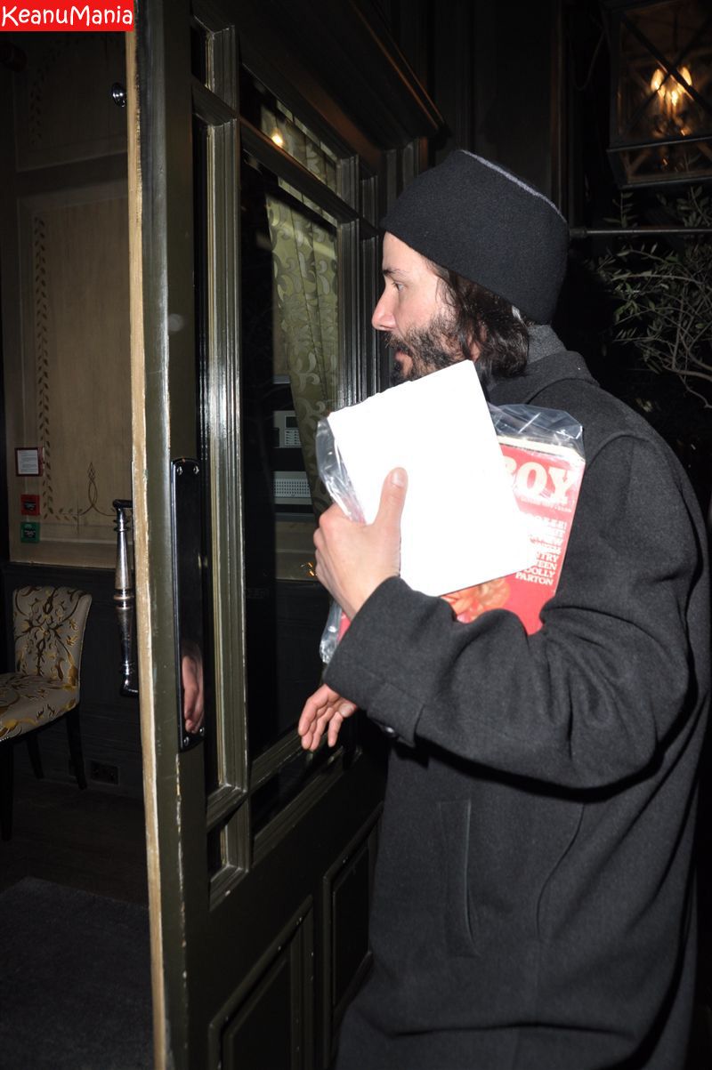 KEANEWS: Keanu Reeves seen with his coat and his hat back to his hotel ...