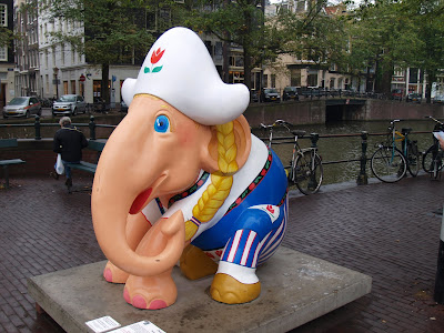 'ZIEN EN WETEN': OLIFANTEN PARADE IN AMSTERDAM.