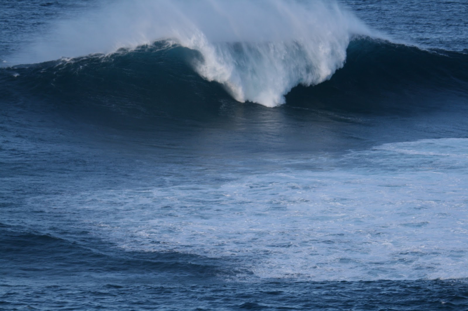 Jaws - Peahi - Maui: Nov. 1st 2010 - surf is going up
