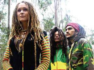 TRIBUS URBANAS Y TENDENCIAS JUVENILES: RASTAFARIS O RASTAS