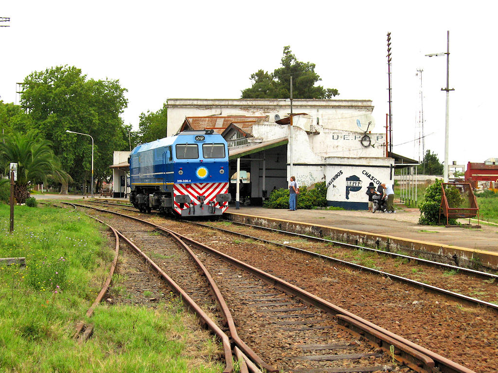 Trenes Argentinos: Las 319 y una formación TALGO IV por Chascomús