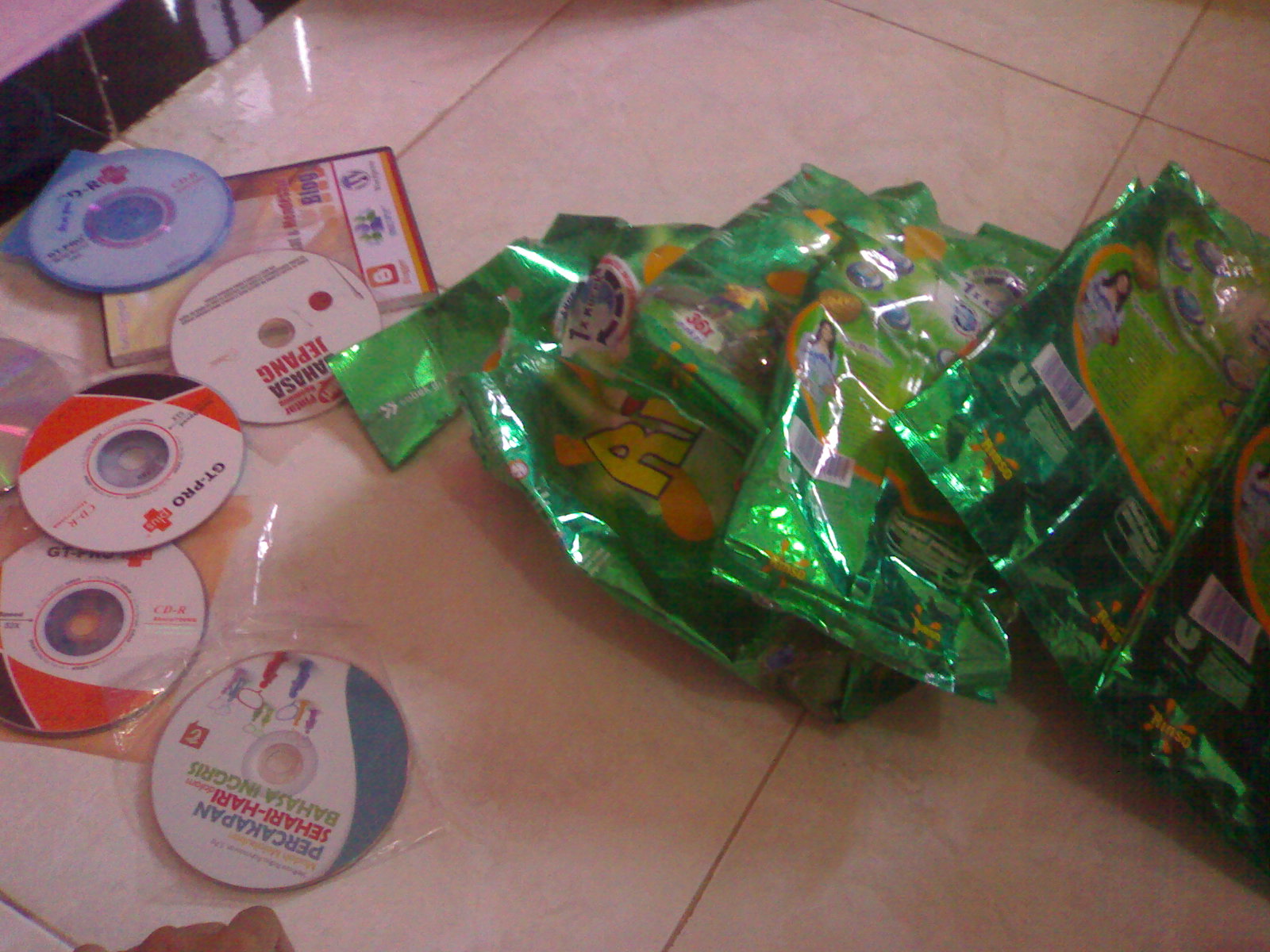 uli mayang: sampah jadi tempat kaset CD/DVD/MP3