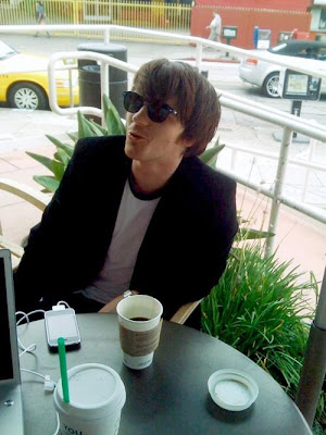 Chile With Drake: Drake en Starbucks