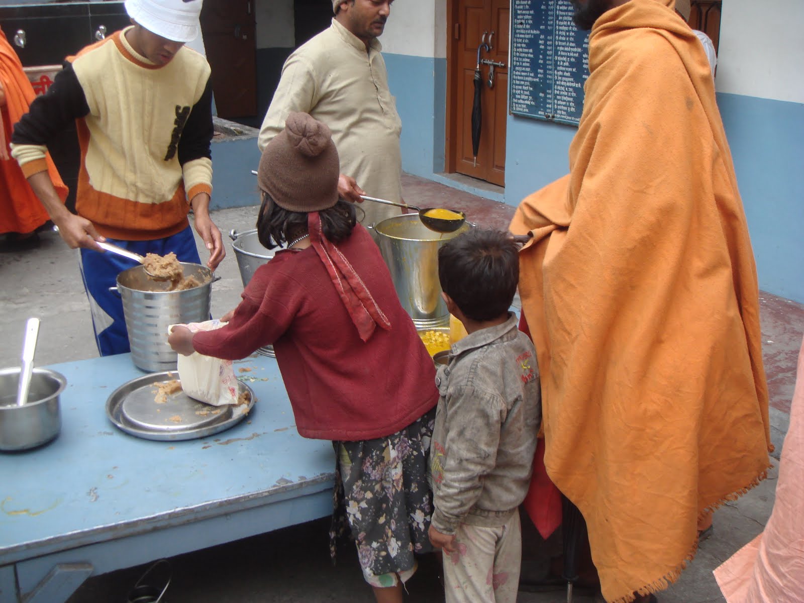 TAO NEWS: The Art of Giving: Anna Daana - Gyaan Daana