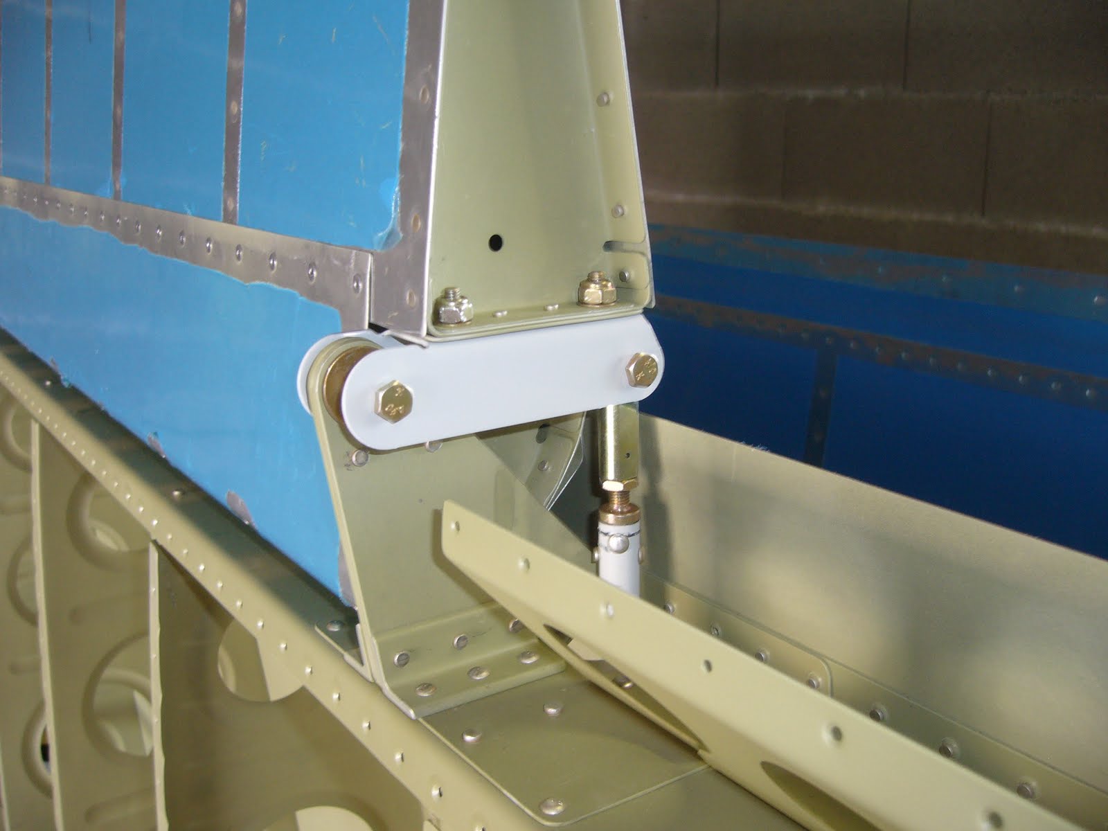 construction d'un avion VAN RV8: Installation de l'aileron