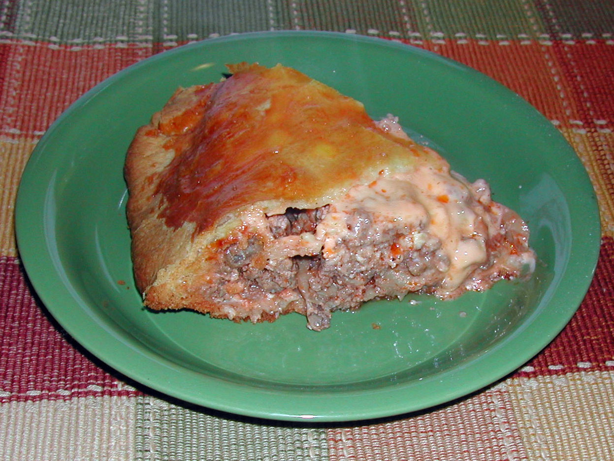The Iowa Housewife: Cheesy Beef Pie