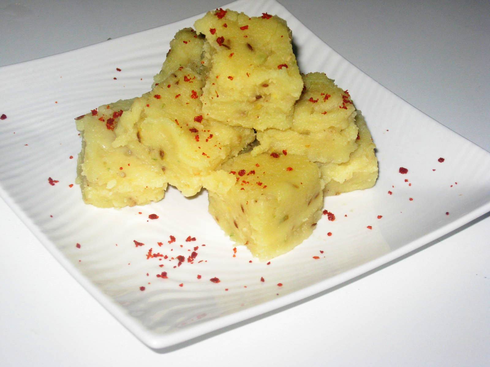 Rinkusrasoi: Khichu / Papdi No Lot ( Steamed Rice Flour Spicy Cake )