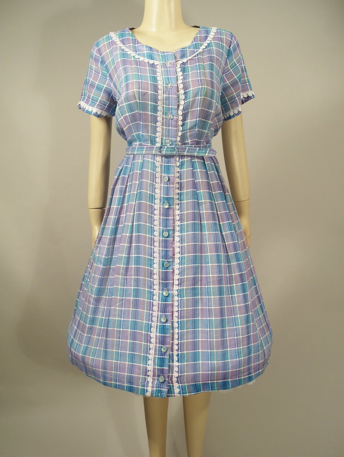 meta name="description" content="Everything Vintage Fashion" />