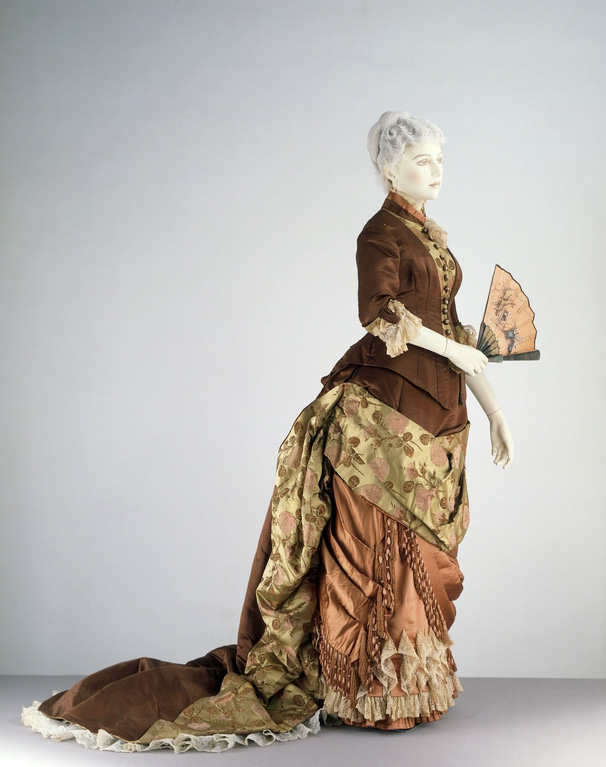 meta name="description" content="Everything Vintage Fashion" />