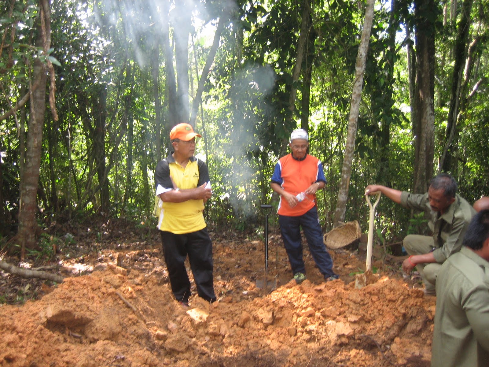 Unit Tanah-Tanah Perkuburan Islam: MEMINDAH TIGA KUBUR DI TANAH ...