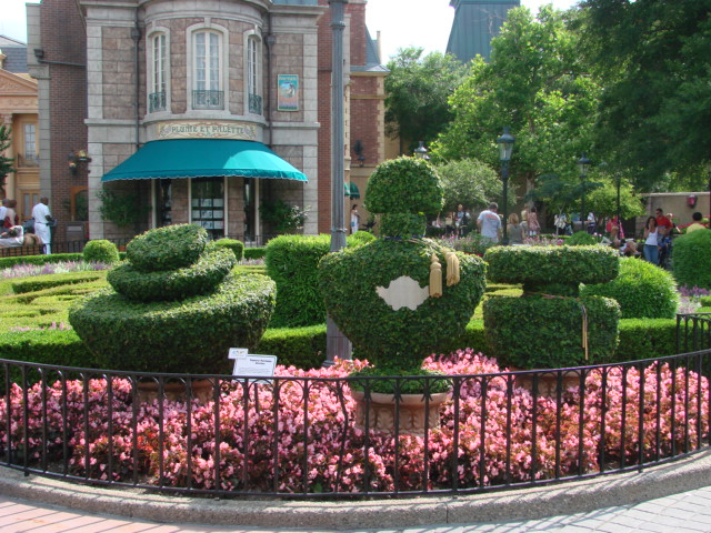 Earth Shattering Gardening: Topiaries Leafing Out