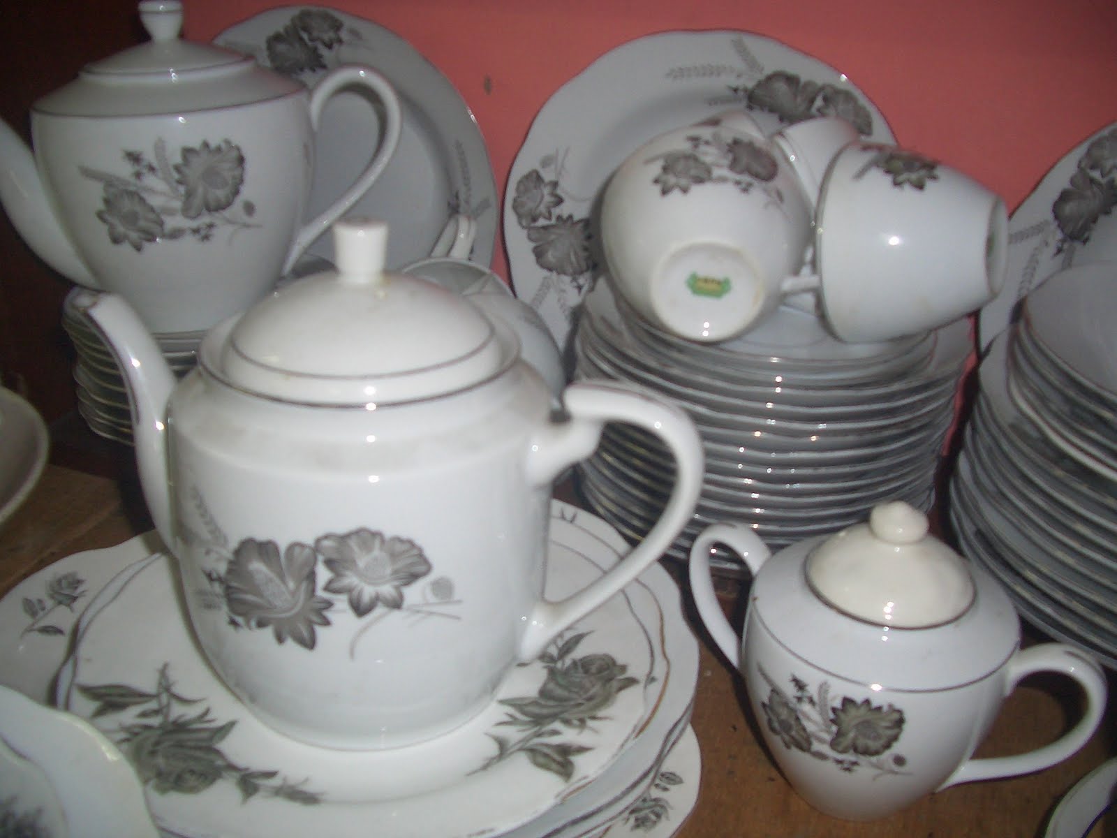 Teluk Bergendang Pantai Menari: Gila Bayang Pada Pinggan-Mangkuk Lama