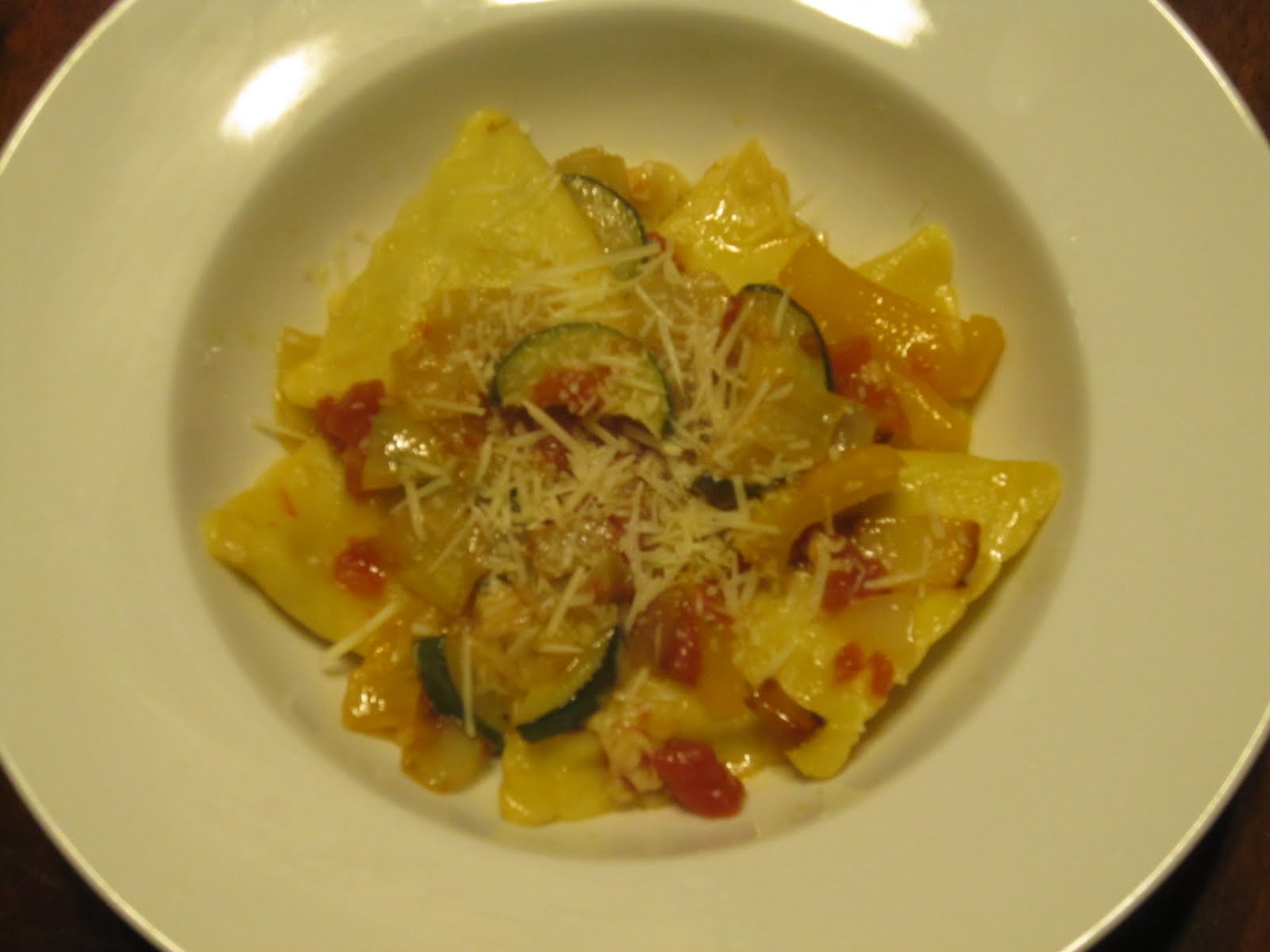 Lisa in the Kitchen?: VEGGIE SAUCE WITH CHICKEN MOZZARELLA RAVIOLI