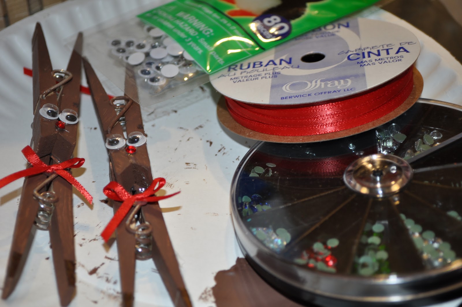 The Crafty Crystal: 12 Days of Christmas Crafts #2: Clothespin Reindeer