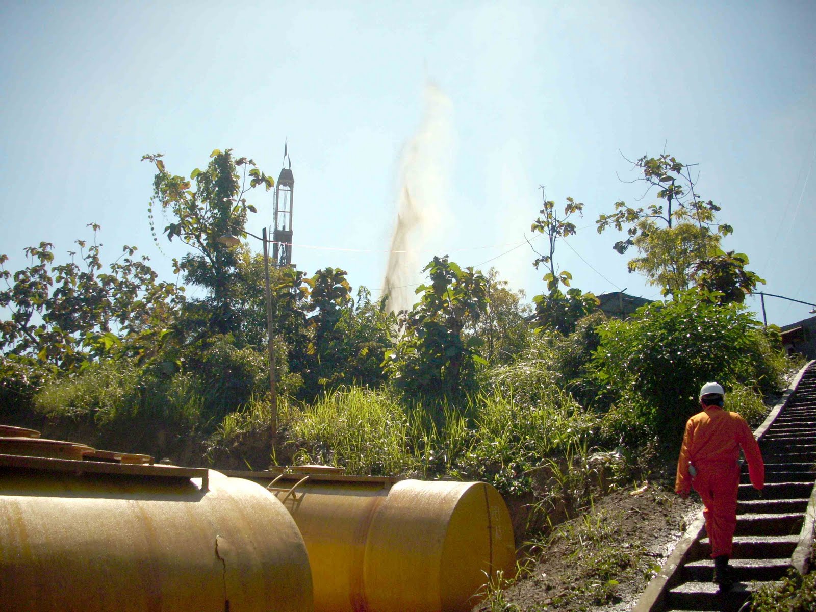 JENDELA KEDEWAN: SUMUR MINYAK WONOCOLO MEMANCARKAN MINYAKMENTAH ...