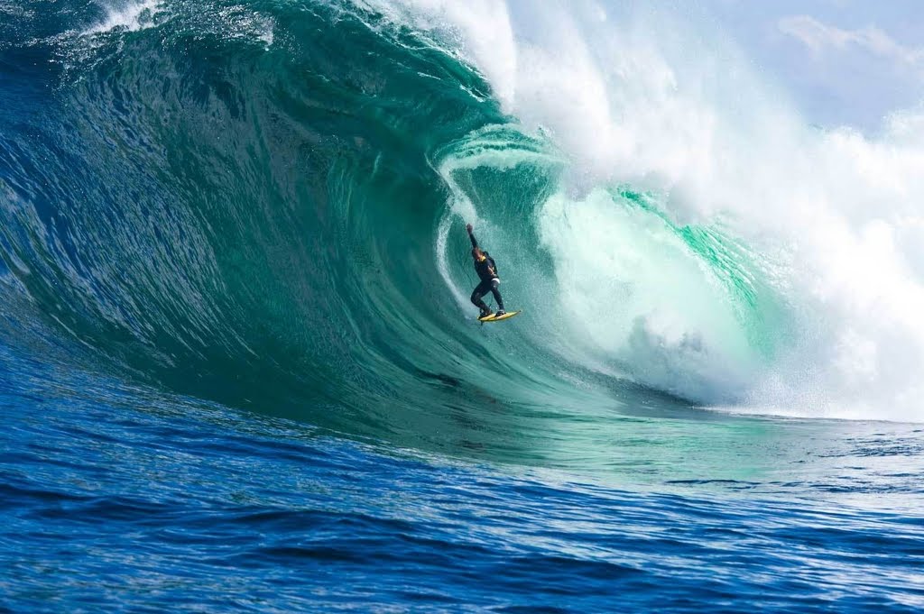 Enjoy The Most Amazing Pictues: 13 Cool Big Wave Surfing Pictures