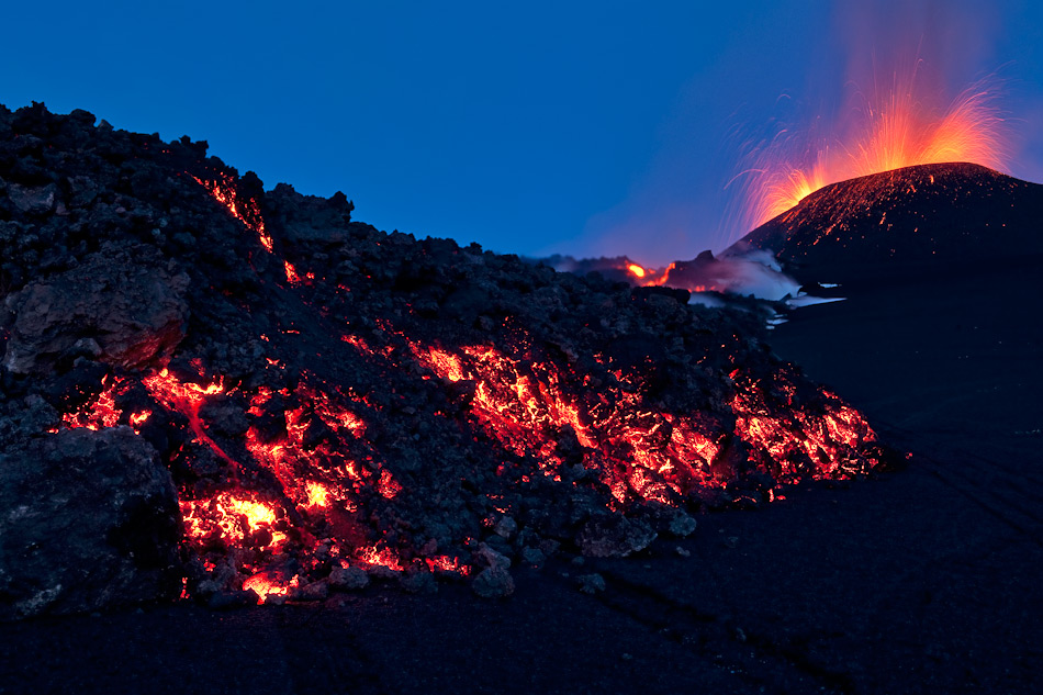 Enjoy The Most Amazing Pictues: Cool 2010 Iceland Volcano Pics