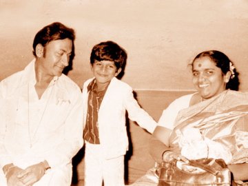 Dr.Raj: Natasarvabhouma Dr. Rajkumar