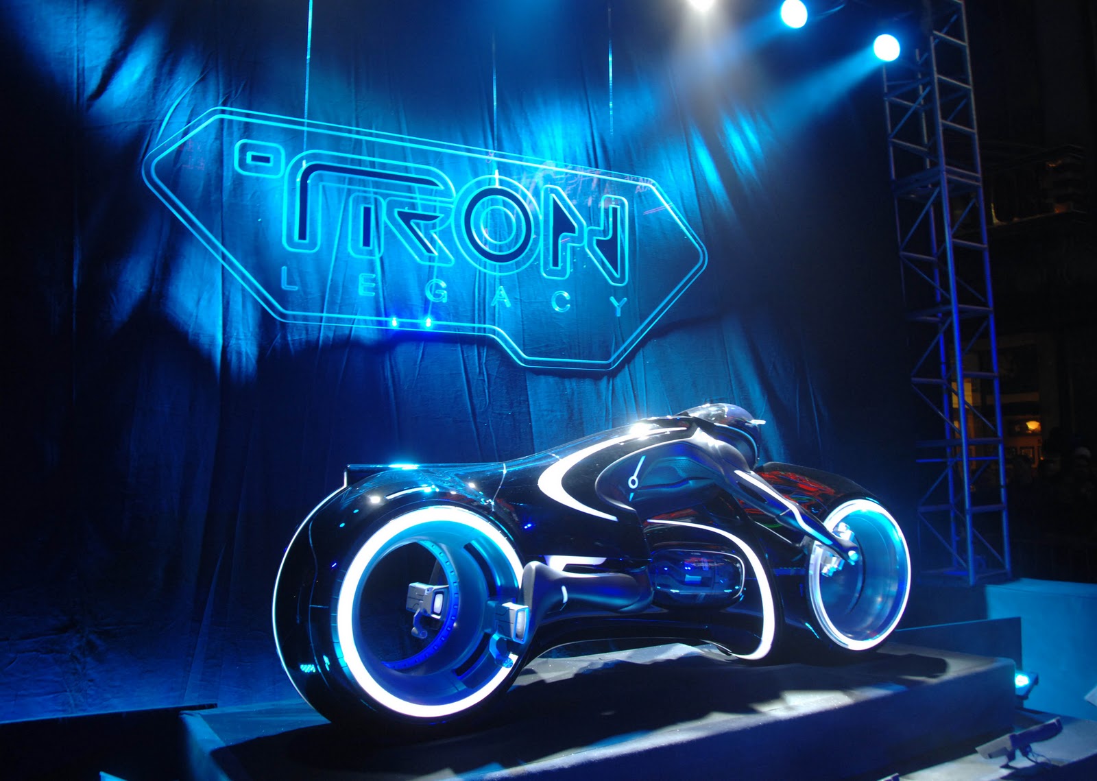 "The Scene" Covering The Red Carpet: The World Premiere of "TRON: Legacy"