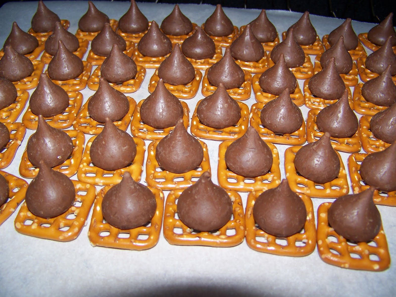 Little Green Umbrella: Chocolate Peanut Butter Pretzel Snaps