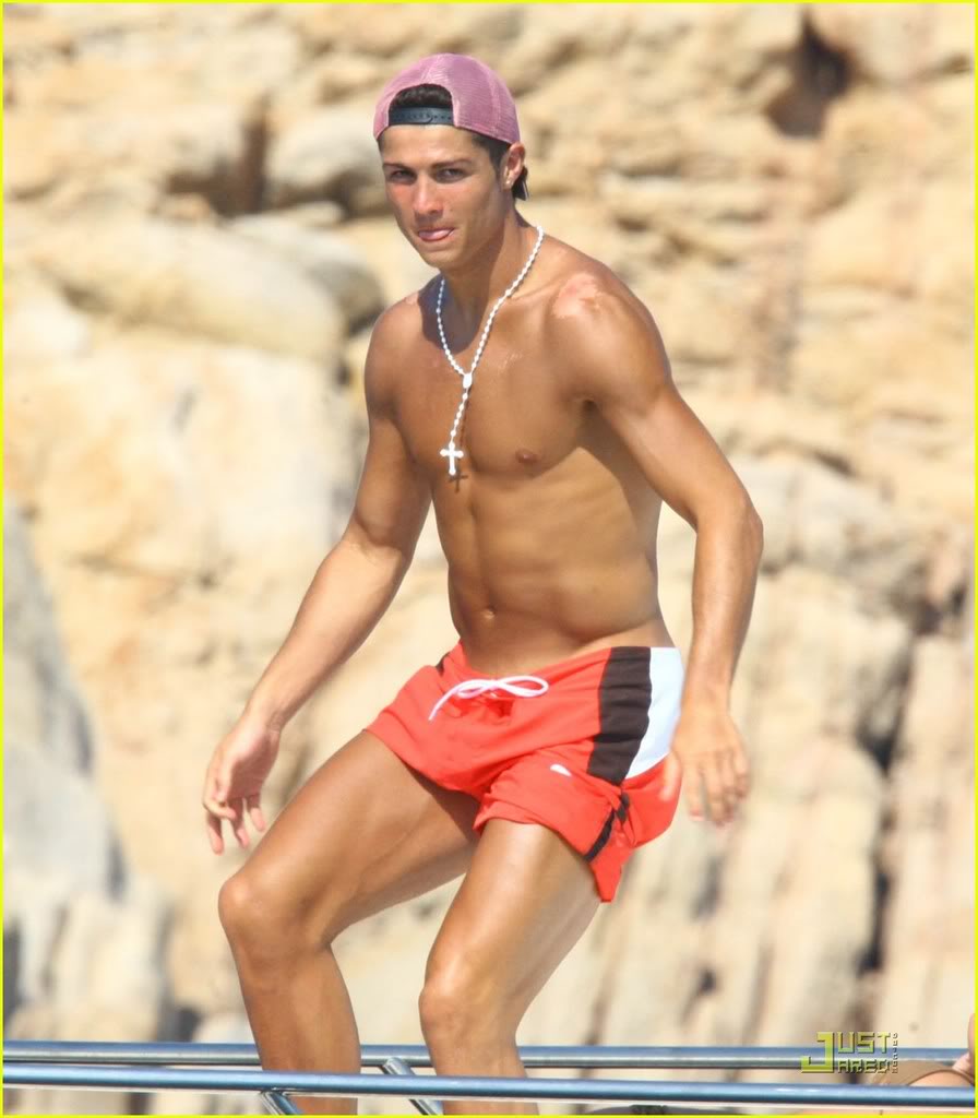 CRISTIANO RONALDO PICTURES: Cristiano Ronaldo Short - Shorts