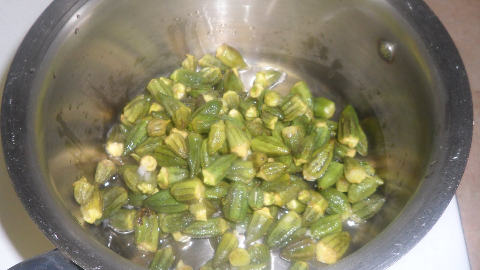 Bhibik ya NehNeh: Bamyeh (okra stew) بامية