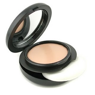 Coltul Cameliei: Review: MAC Studio Tech Foundation