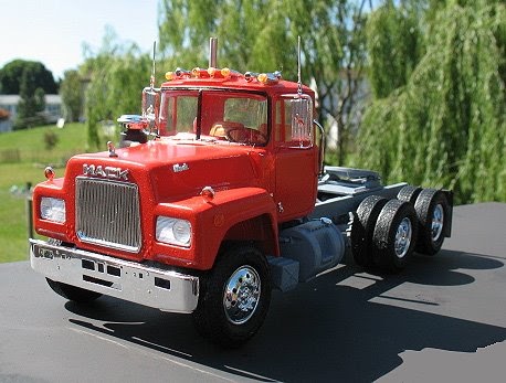 I'm Liking Trucks: Mack R-685-ST - AMT Kit Re-Issue