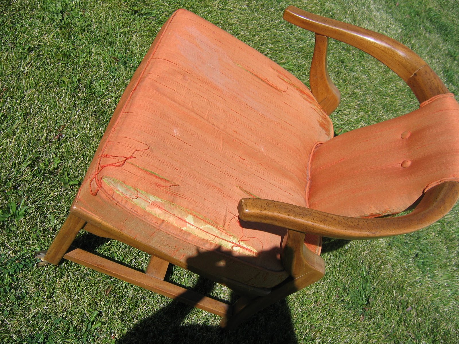 Camille's Casa: Hello, Ugly Chair