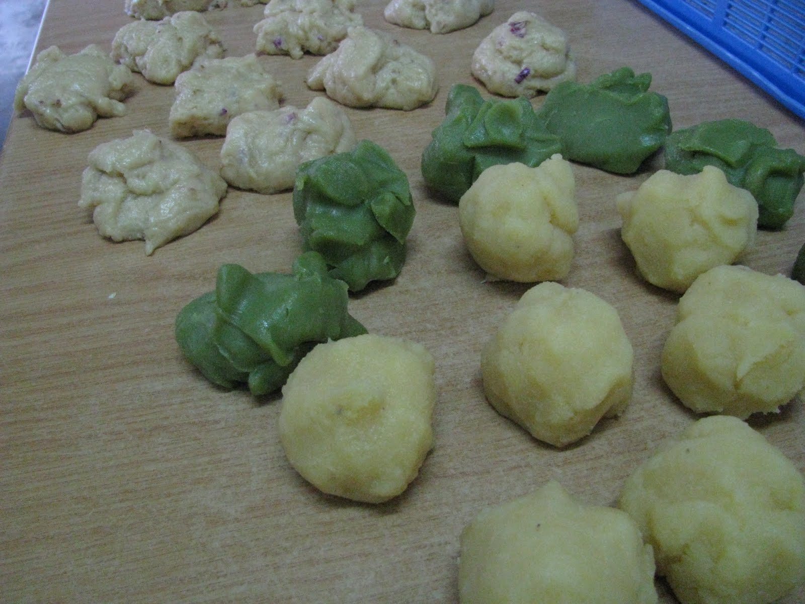 'Jiang Nan' Rose Petal Mooncake