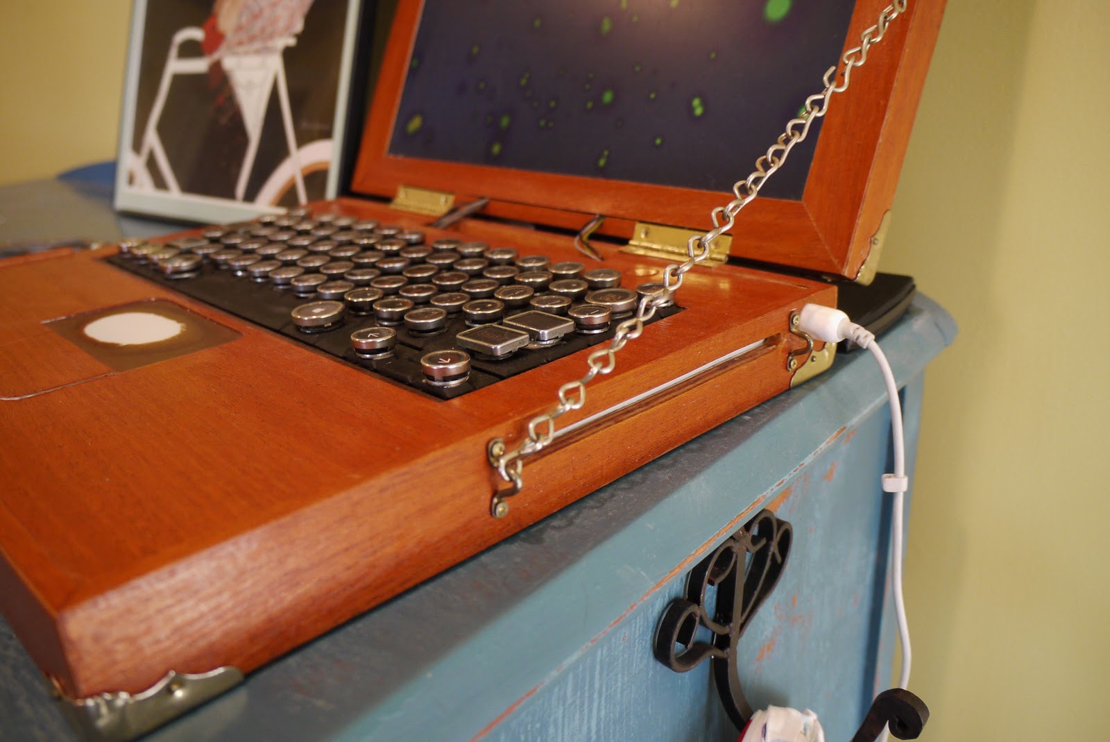 Things made of other things!: Finally some proper pictures of the laptop.