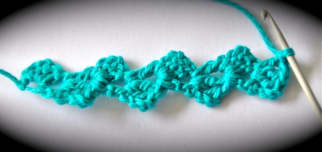 Foxs Lane: How to crochet ric-rac.