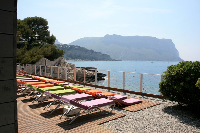 Les Navettes: Cet été, à Cassis, réservez votre matelas au Same Same Beach!