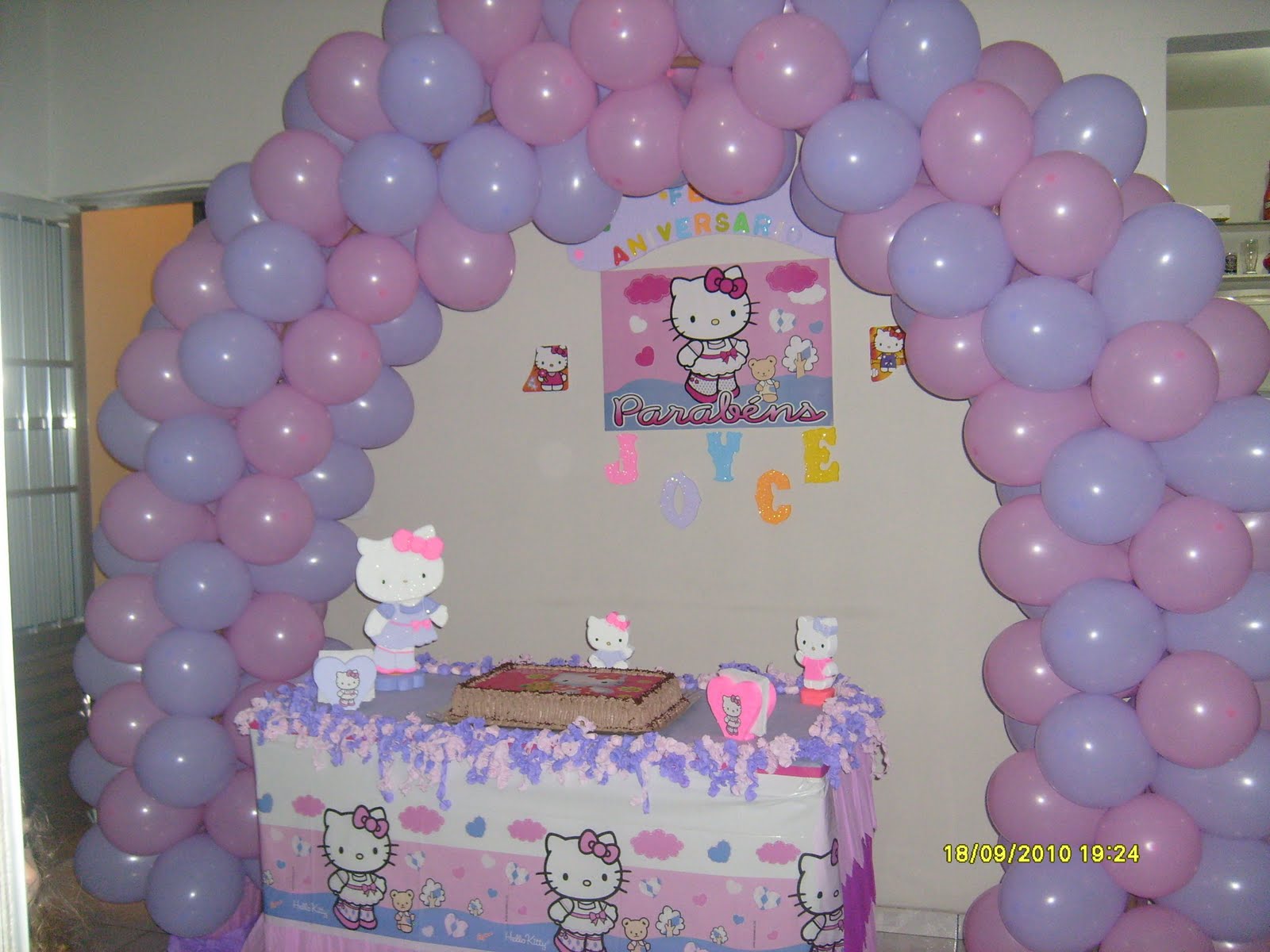 Decoração e Locação Festa Infantil: Tema Hello Kit - ARCO DE BEXIGAS