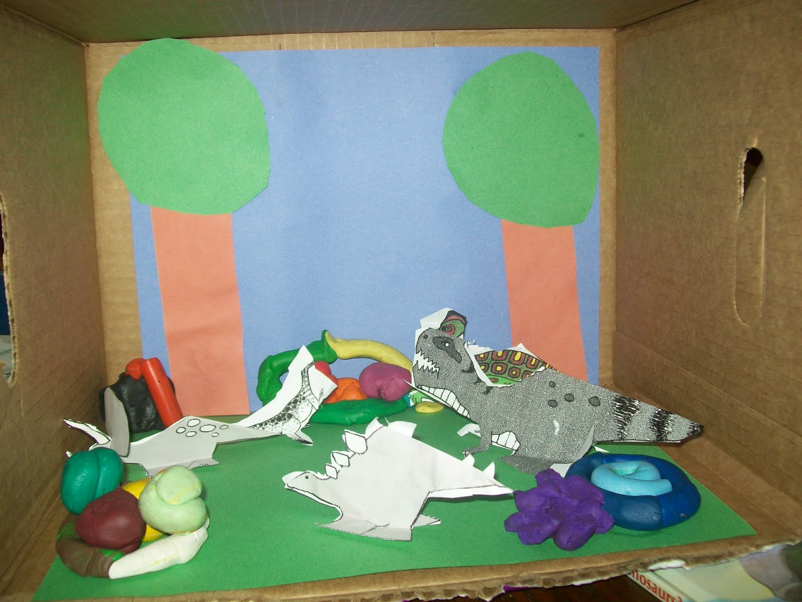 The Happy Homeschool Mom: A Dinorama (Dinosaur Diorama)
