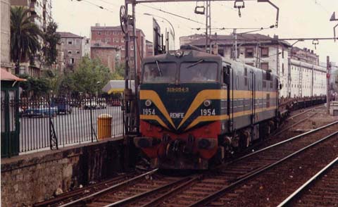 Simutrans Creations: New locomotive: Renfe Serie 319