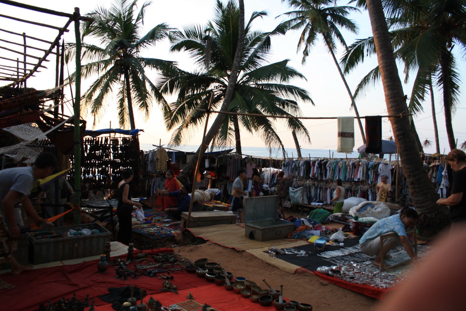 Fashionista: Goa Flea Market >>> A shoppers heaven.... :)