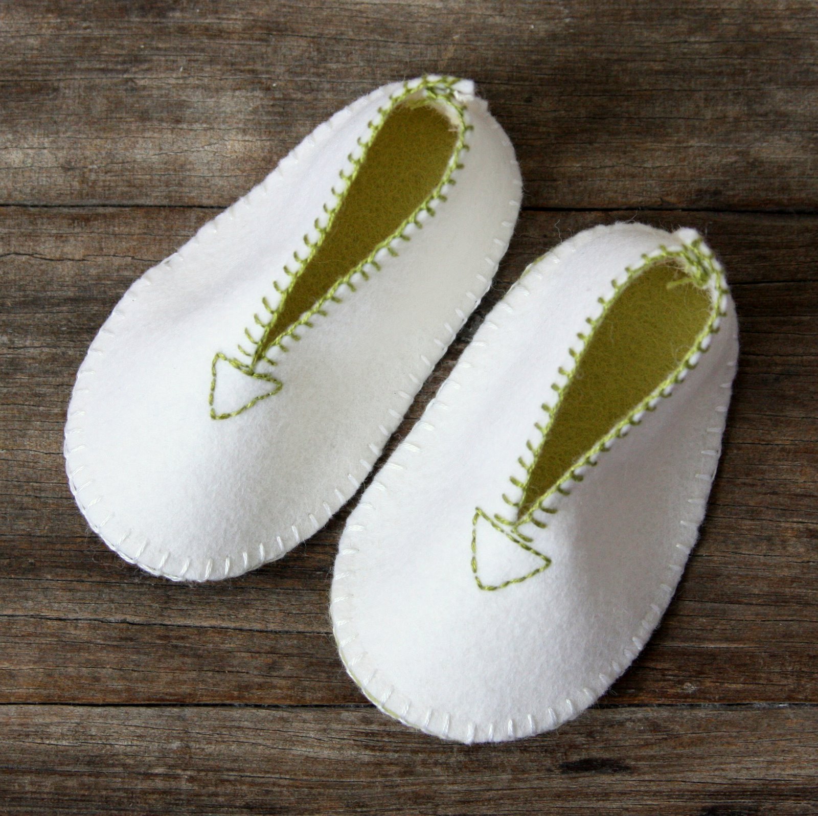 cut.colour.create: Felt baby booties