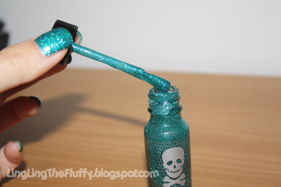 Fluffy's Two Cents: Hot Topic Teal Glitter Swatch