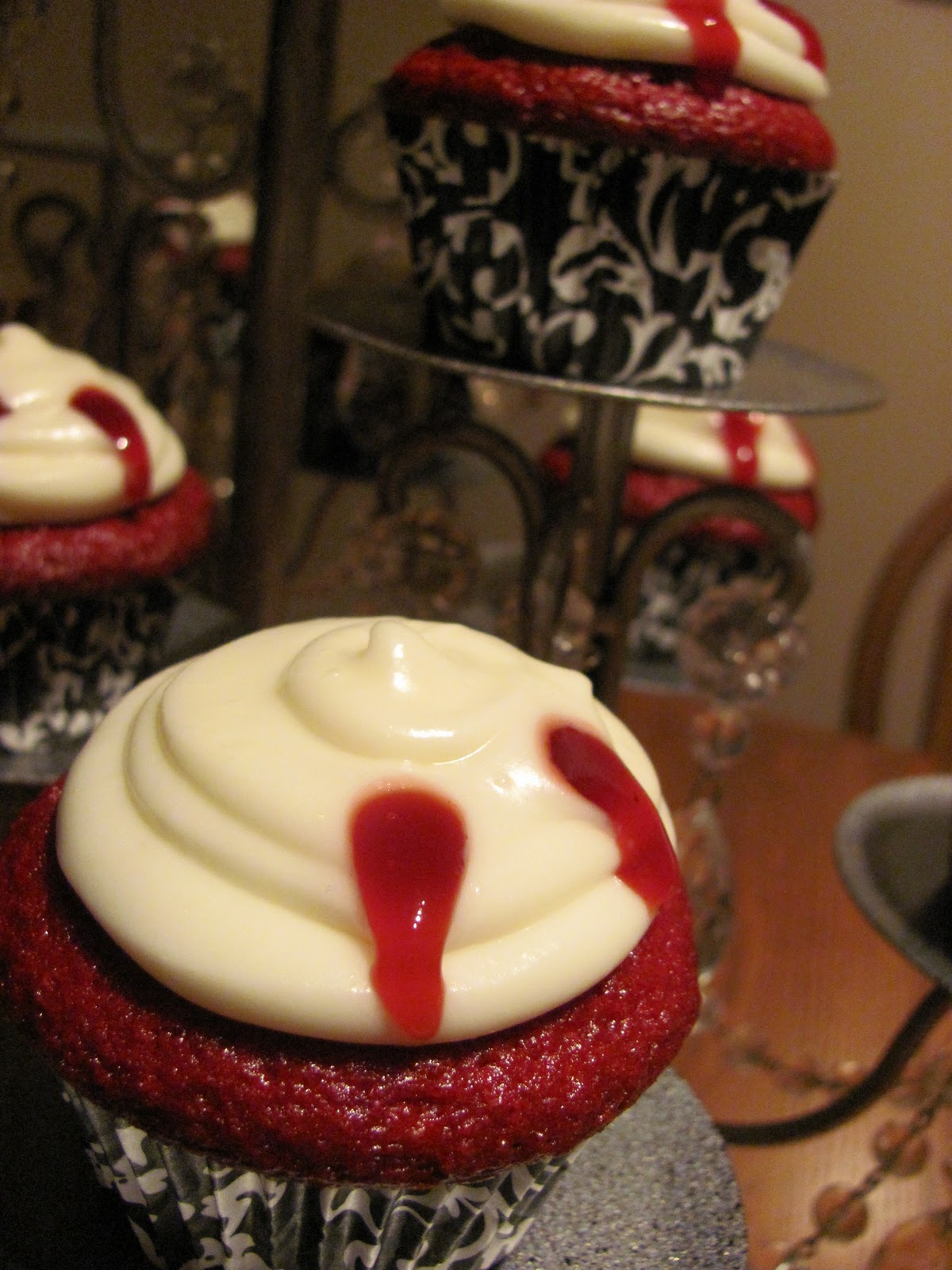 the cupcake bug: Vampire Bites & Camp Out S'more Cupcakes